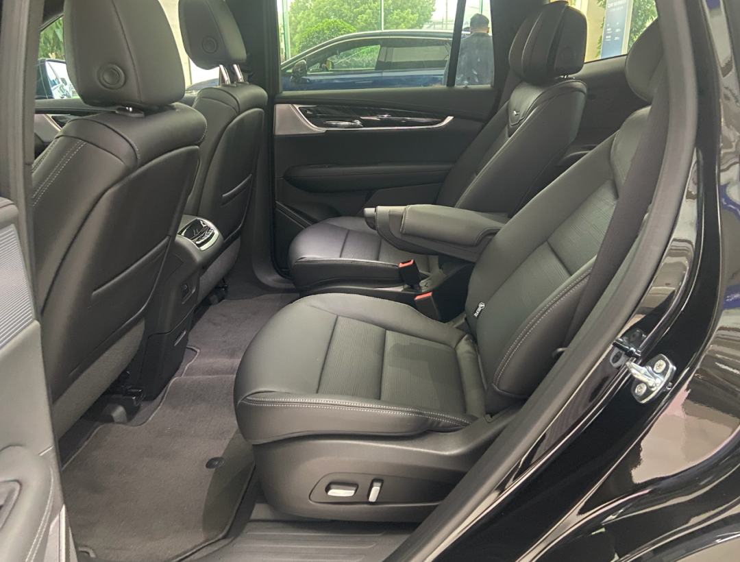 实拍全路况豪华大六座SUV新XT6，限时一口价34.99万起全文- 买车网